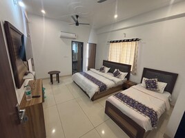 Quarto Triplo Deluxe, Vista para a cidade | Wi-fi grátis, roupa de cama fornecida 