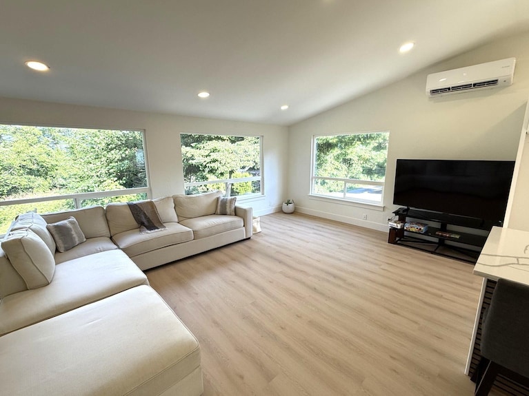 Spacious 4-bedroom Upper Unit Flat, Seatac No Fly Zone, With Wifi, Ac - 西塔科