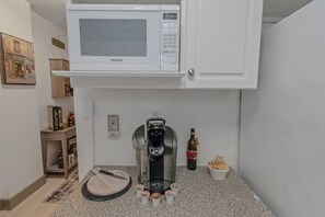 Apartamento em Condomínio Fechado, 3 quartos, casa de banho privativa | Cozinha privada | Um frigorífico/congelador grande, um micro-ondas, um forno