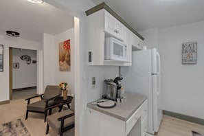 Apartamento em Condomínio Fechado, 3 quartos, casa de banho privativa | Cozinha privada | Um frigorífico/congelador grande, um micro-ondas, um forno