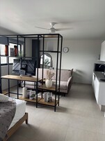 Apartamento Superior, 1 cama queen-size e sofá-cama | Roupa de alta qualidade, secretária 