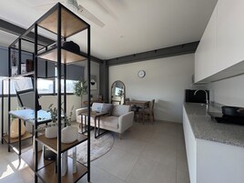 Apartamento Superior, 1 cama king-size e sofá-cama | Cozinha privada | Um frigorífico, um micro-ondas, liquidificador, utensílios de cozinha 