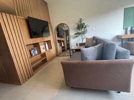 Apartamento Superior, 1 cama queen-size e sofá-cama, ar condicionado | Roupa de alta qualidade, secretária 