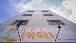 Um edifício alto de hotel com uma placa que diz "HOTEL I Zanaima" e "POUSADAJANAINA".