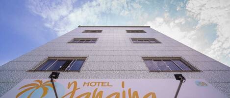 Um edifício alto de hotel com uma placa que diz "HOTEL I Zanaima" e "POUSADAJANAINA".