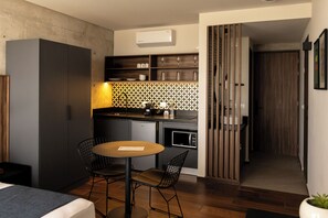 Estúdio Empresarial, varanda, Vista para a cidade | Cozinha privada | Minifrigorífico, um micro-ondas, uma placa de cozinha