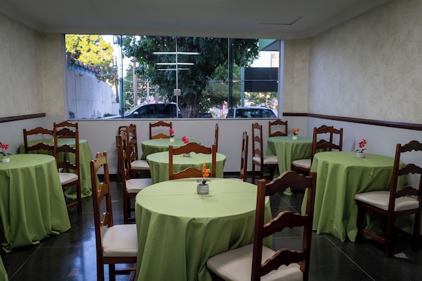 Pequeno-almoço tipo buffet diário incluído