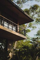 Suite-Estúdio de Luxo, vista parcial para o mar | Roupa de alta qualidade, camas de colchão Tempur-Pedic, Wi-fi grátis 