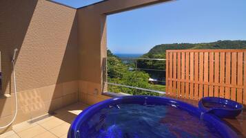 Quarto Triplo Deluxe, varanda, vista parcial para o oceano | Banheira de hidromassagem privativa