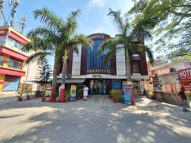 Um hotel com uma placa de destaque que diz 'NANCY PARADISE HOTEL'.
