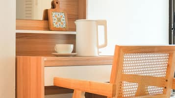 Quarto casal standard, sacada, vista para a colina | Cofres nos quartos, espaço de trabalho para notebook