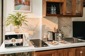 Estúdio Júnior, vista para o pátio | Cozinha privada | Um frigorífico/congelador grande, uma placa de cozinha 