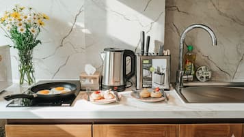 Estúdio Júnior, vista para o pátio | Cozinha privada | Um frigorífico/congelador grande, uma placa de cozinha