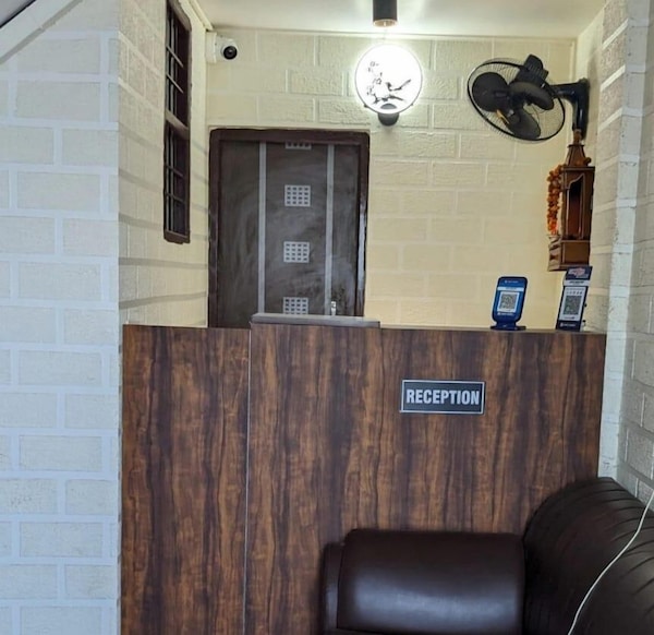 Hotel White Hut - Bahadurgarh