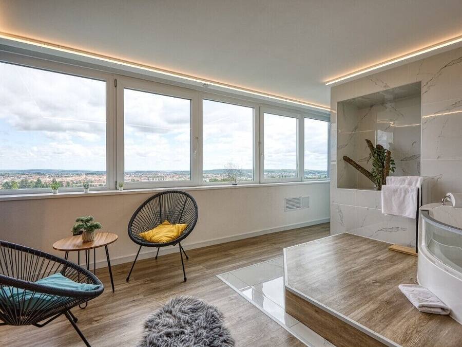 Suíte luxo | Área de estar | Smart TV 102 cm com canais digitais