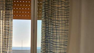 Quarto solteiro conforto, vista para o porto | Escrivaninha, espaço de trabalho para notebook, Wi-Fi de cortesia