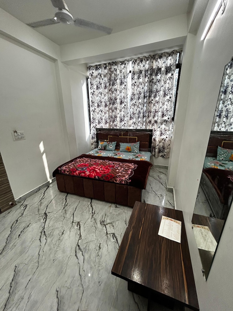 Hotel Shri Prabhu Dham Vrindavan - Vrindavan