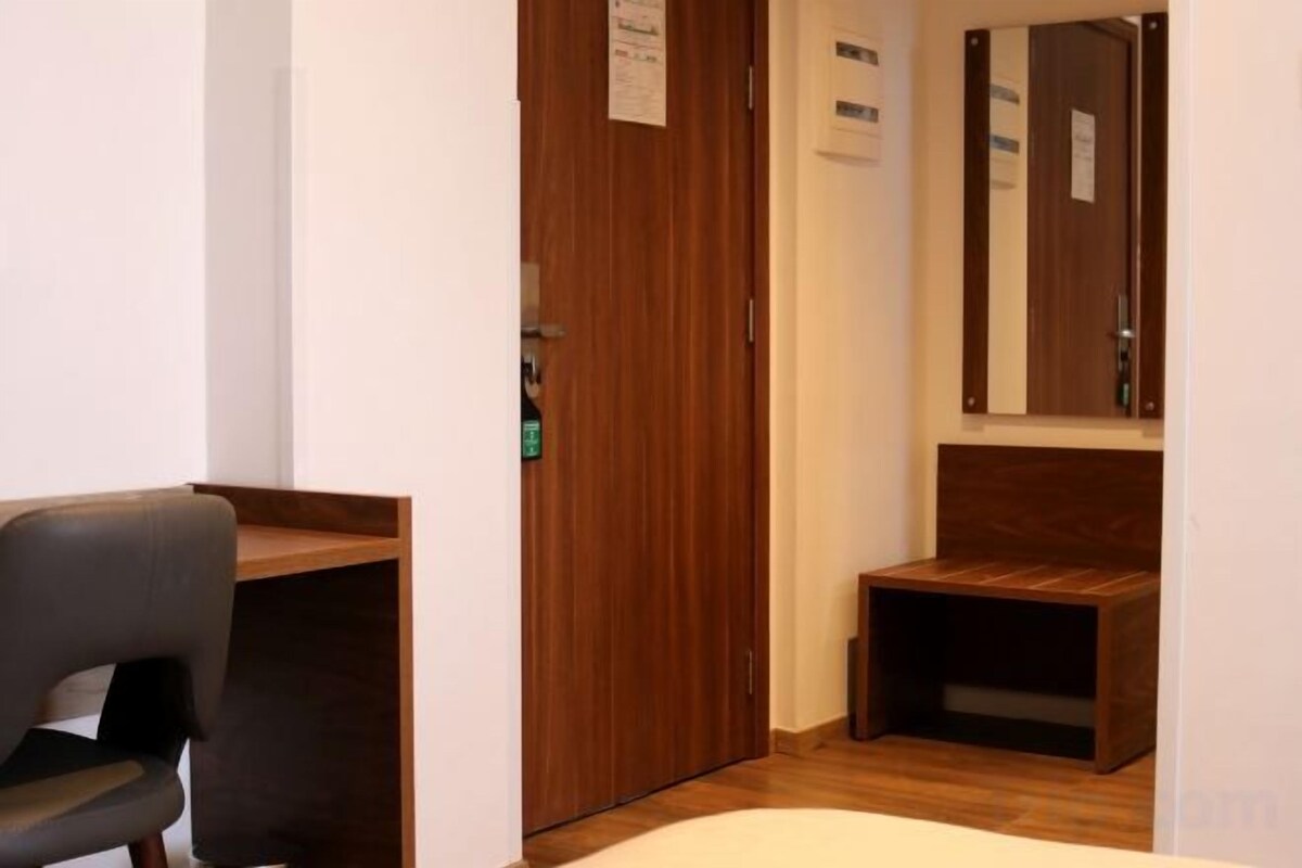 Roupas de cama premium, cofres nos quartos, escrivaninha