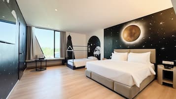 Quarto família | Cofres nos quartos, escrivaninha, cortinas blackout