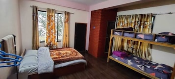 Quarto Twin Básico, varanda, vista para a colina | Wi-fi grátis 