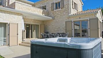 Banheira de hidromassagem exterior