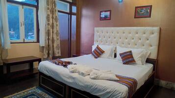 Quarto casal premium, sacada, vista para a montanha | Espaço de trabalho para notebook, cortinas blackout, Wi-Fi de cortesia