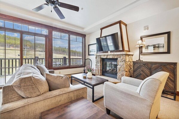 Apartamento em Condomínio Fechado (Luxury Crystal Peak Lodge 2 Bedroom C) | Sala