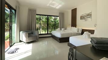 Villa Deluxe, 3 quartos, vista para a piscina | Roupa de alta qualidade, cofre no quarto, secretária