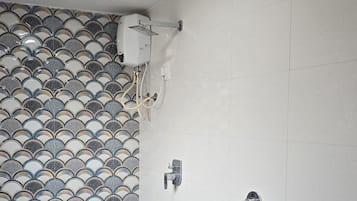 Quarto casal básico, vista para a cidade | Comodidades do banheiro | Produtos de toalete grátis, toalhas de banho, sabonete, papel higiênico