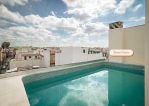 Piscina no piso superior