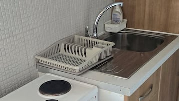 Um forno, uma placa de cozinha, utensílios de cozinha