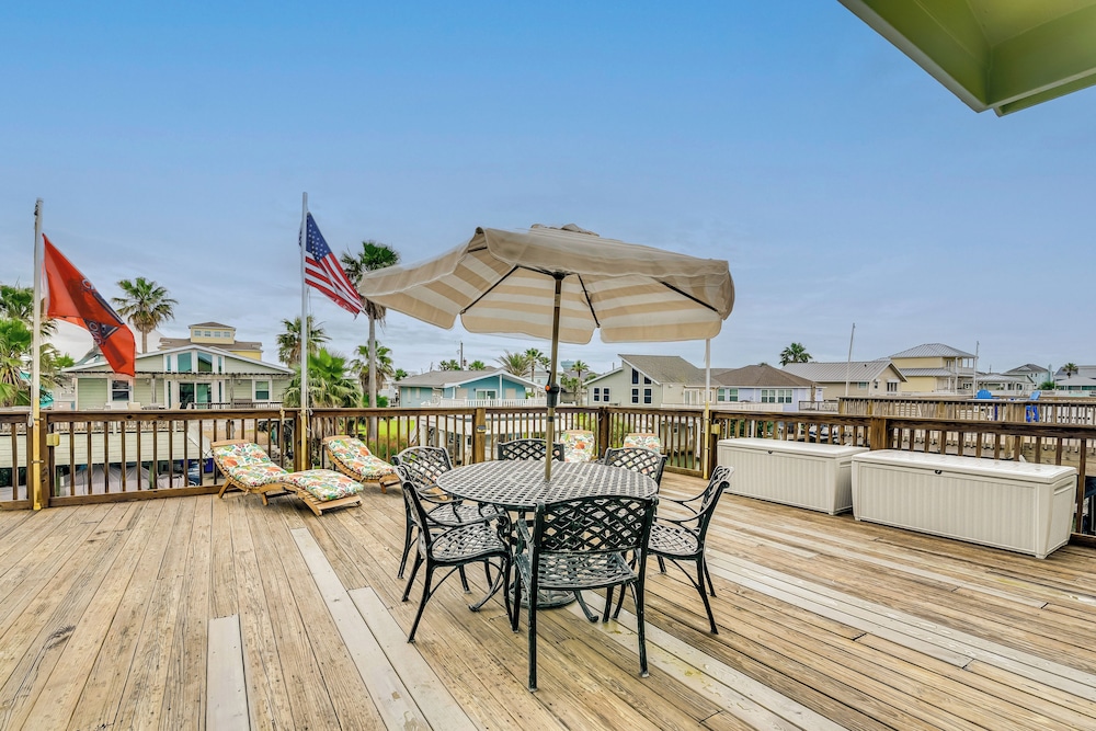 Private Dock & Kayaks: 'Reel Fun In Sea Isle' - Galveston