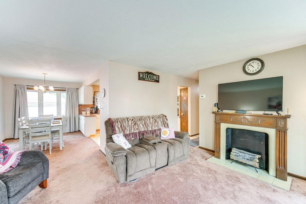 8 Mi To Cleveland: Family Home W/ Fenced Backyard! - Cleveland, OH