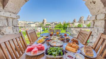 Café da manhã com buffet grátis todos os dias
