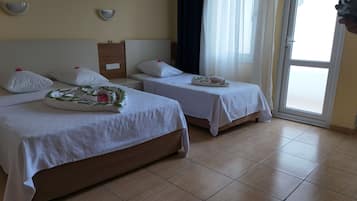 Quarto standard, sacada | Roupas de cama premium, espaço de trabalho para notebook