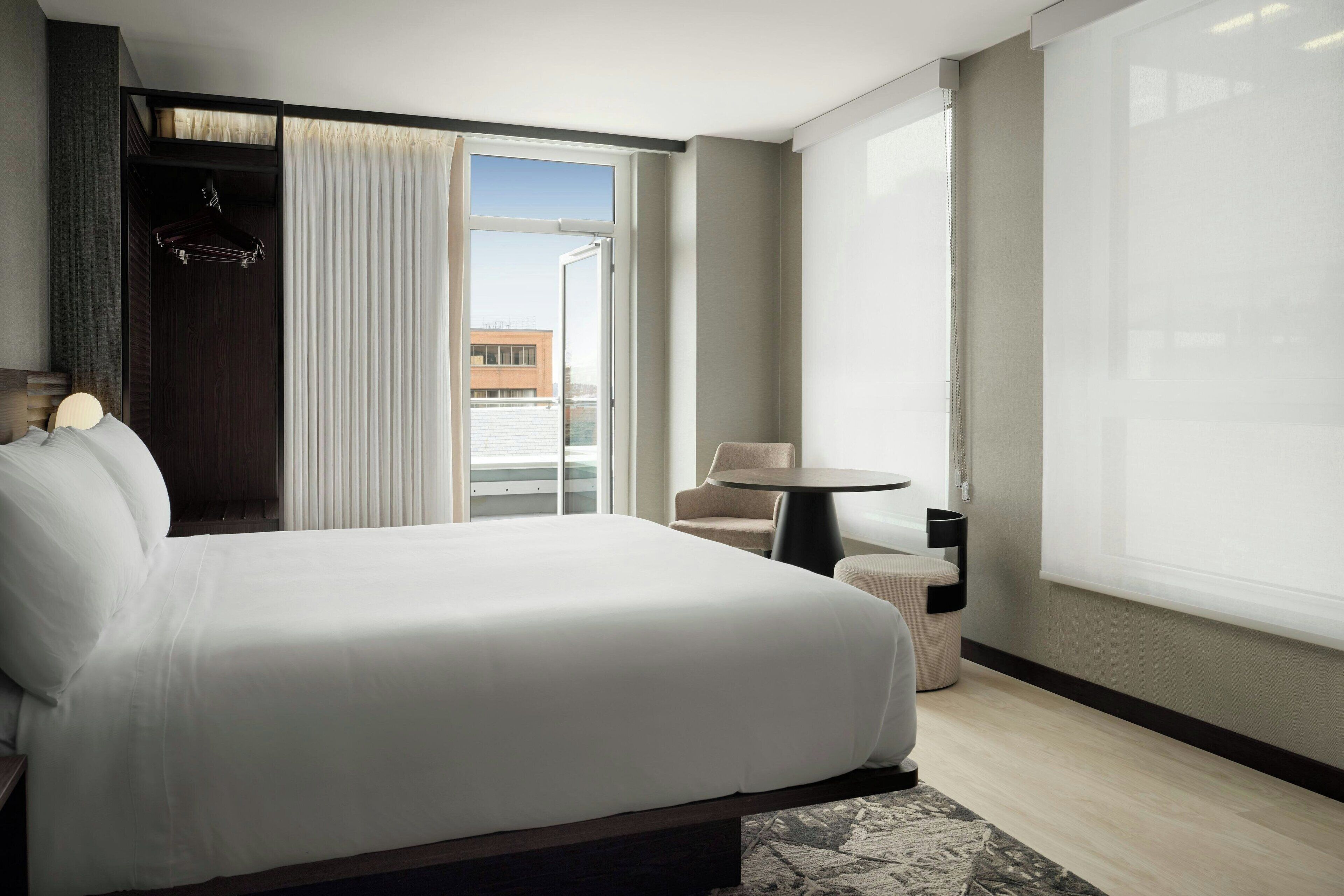 Quarto, 1 cama king-size, varanda (View) | Cofre no quarto, cortinas/cortinados opacos, ferro/tábua de engomar 