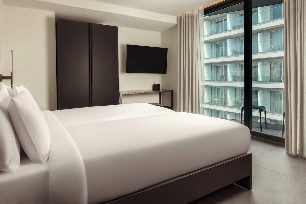 Quarto Duplo ou Twin Deluxe, varanda | 2 quartos, minibar, cofre no quarto, secretária