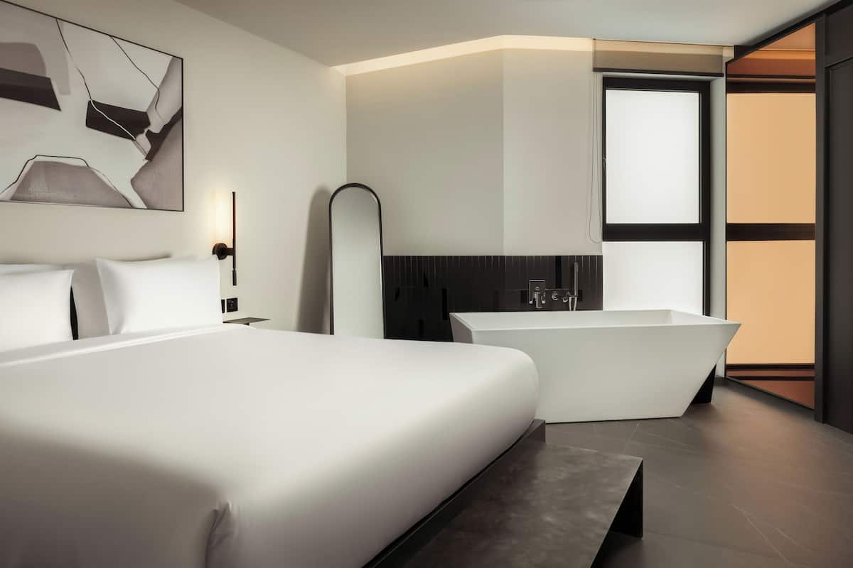 Deluxe Double Room with Bathtub | 2 quartos, minibar, cofre no quarto, secretária