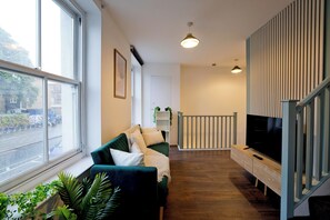 Apartamento, 4 quartos | Área de estar