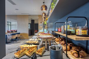 Café da manhã com buffet grátis todos os dias