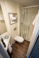 Quarto solteiro standard, vista para a cidade | Banheiro | Chuveiro, secador de cabelo, toalhas de banho, sabonete
