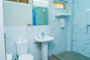 Quarto solteiro luxo | Banheiro | Chuveiro, chinelos, toalhas de banho, sabonete