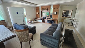 Apartamento luxo, varanda coberta, vista para o mar | Área de estar