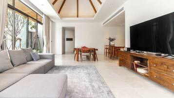 Villa Signature | Sala de estar | Smart TV de 55 polegadas com canais digitais