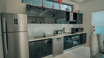 Villa Standard | Cozinha privada | Um frigorífico/congelador grande, um micro-ondas, uma placa de cozinha