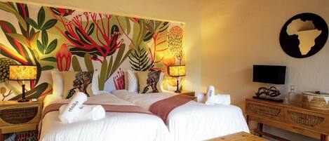 Quarto Twin, vista para o jardim | Secretária, secretária adequada para computadores portáteis