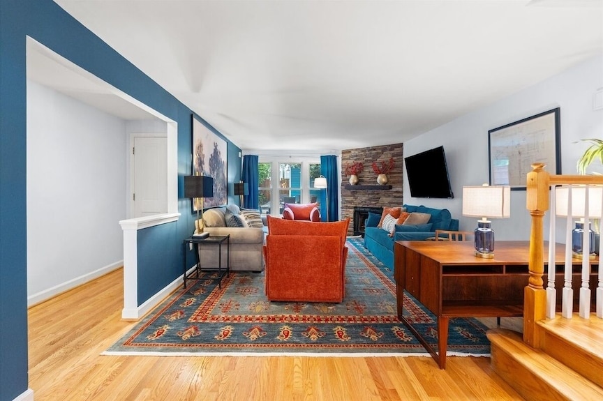 The Madison - Pet Friendly Spacious Retreat + Private Fire Pit Courtyard - Alexandria, VA