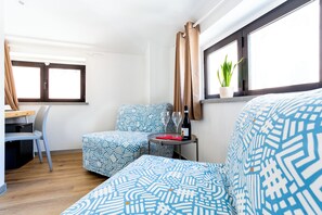 Quarto família | Cofres nos quartos, escrivaninha, espaço de trabalho para notebook