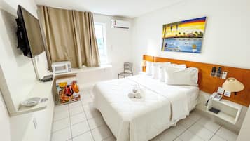 Suíte standard | Cofres nos quartos, cortinas blackout, Wi-Fi de cortesia, roupa de cama