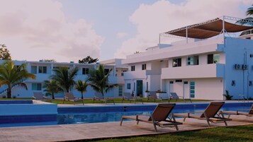 Piscina externa, funciona das 8h às 21h, espreguiçadeiras